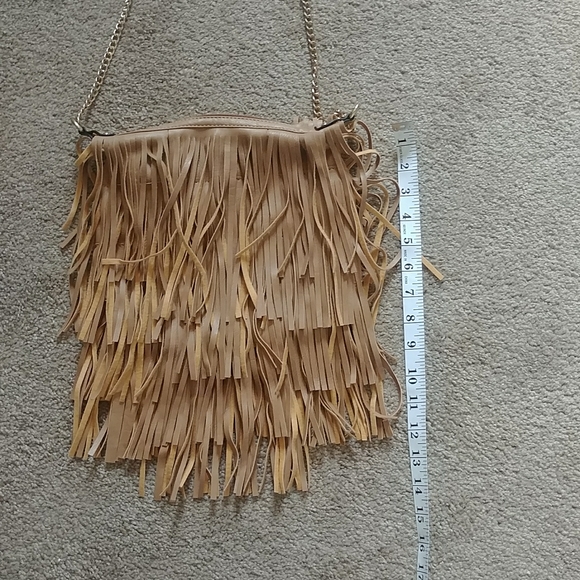 Yoki | Bags | Yoki Fringe Crossbody Tan Purse With Gold Link Strap ...